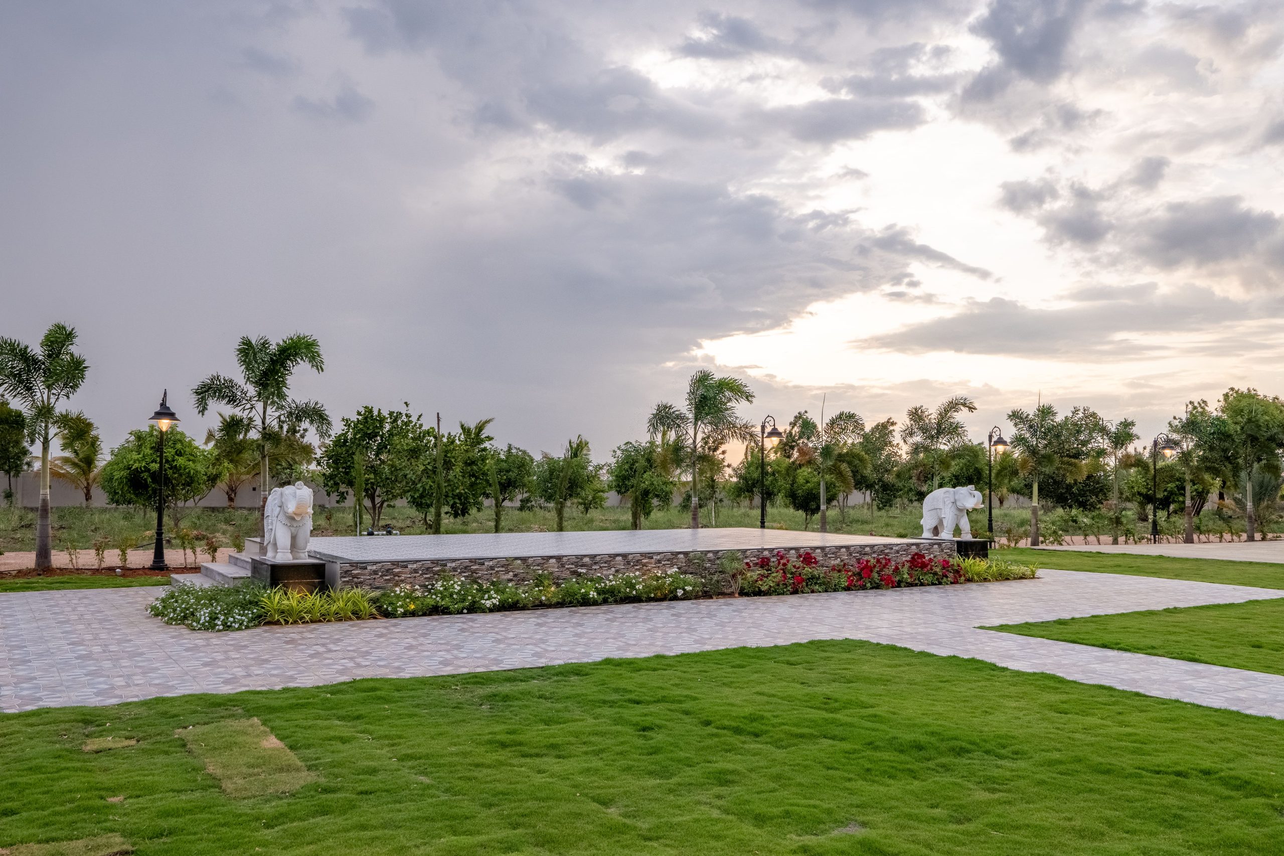 Discover the most luxurious farmhouse in Hyderabad.