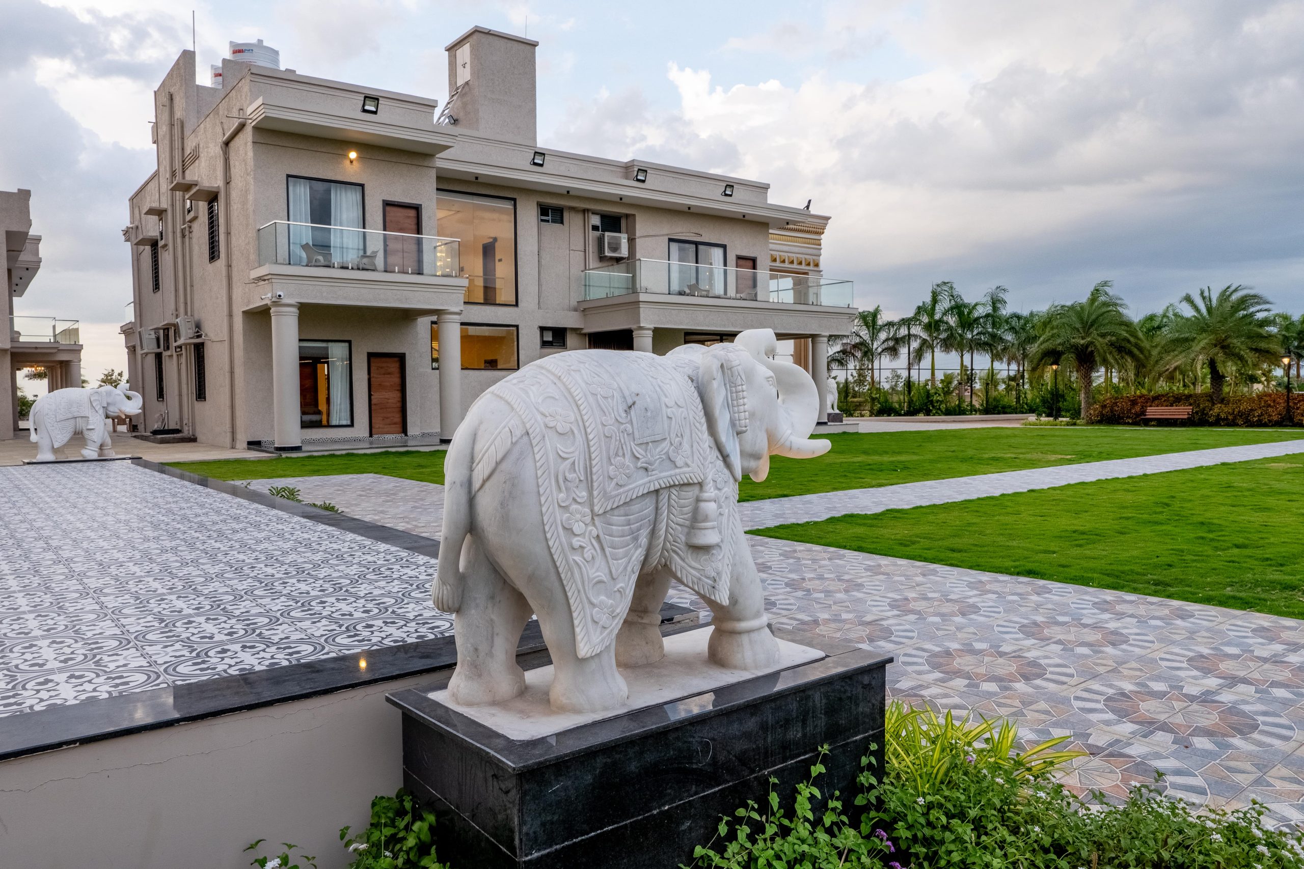 Discover the most luxurious farmhouse in Hyderabad.