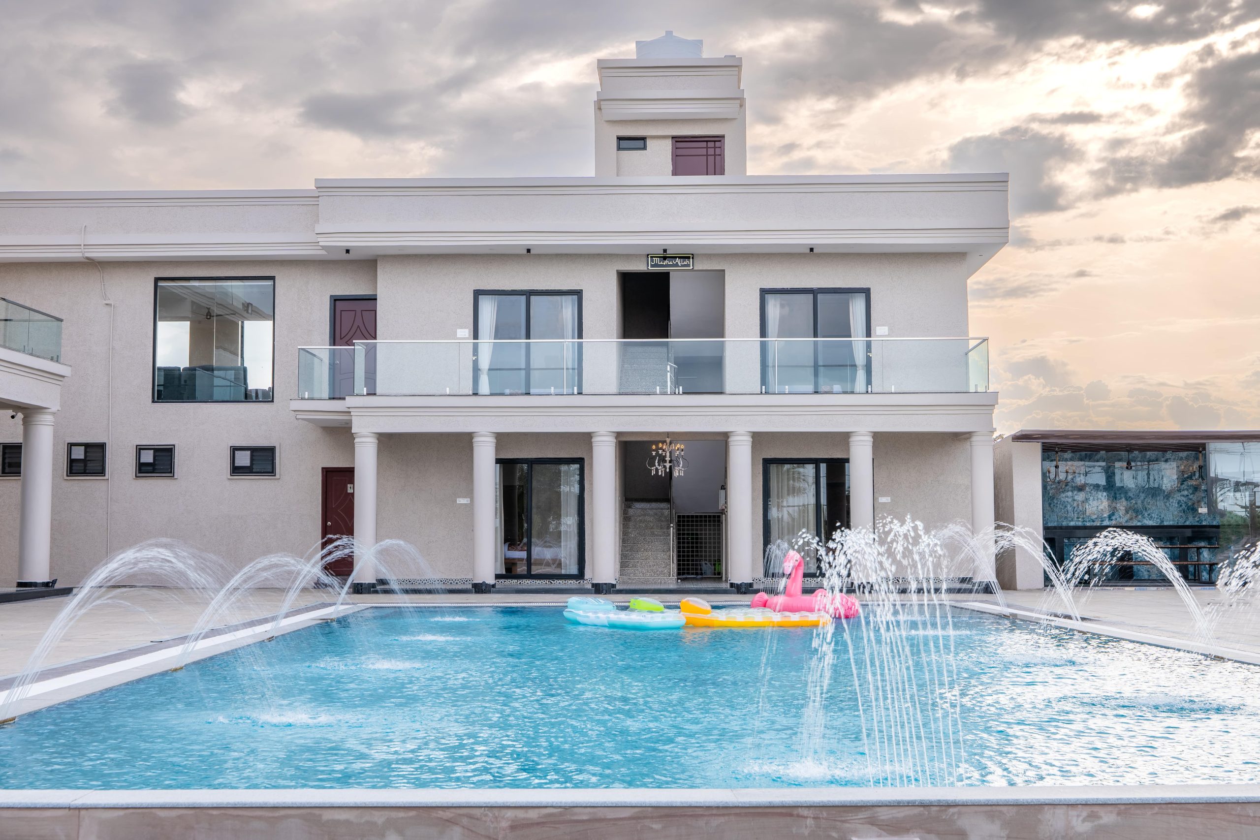 Discover the most luxurious farmhouse in Hyderabad.