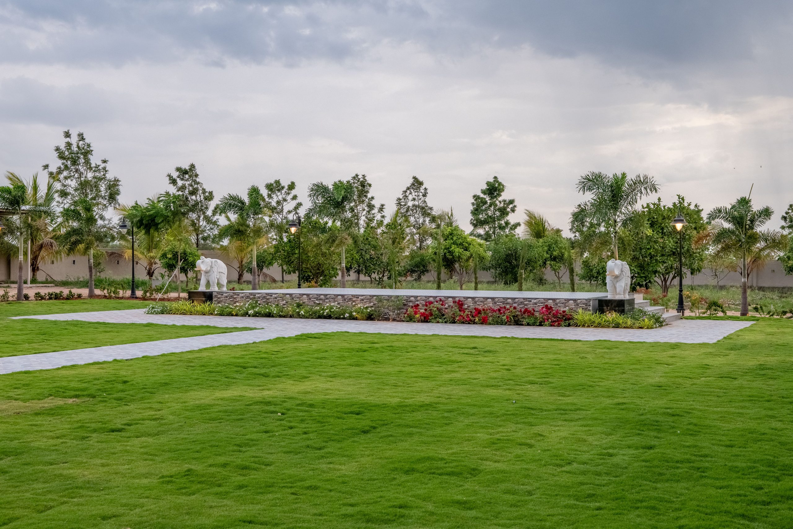 Discover the most luxurious farmhouse in Hyderabad.
